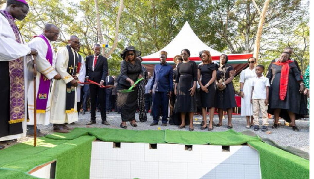 Shock as mourners storm Raila’s grave, destroy wreaths moments after ...